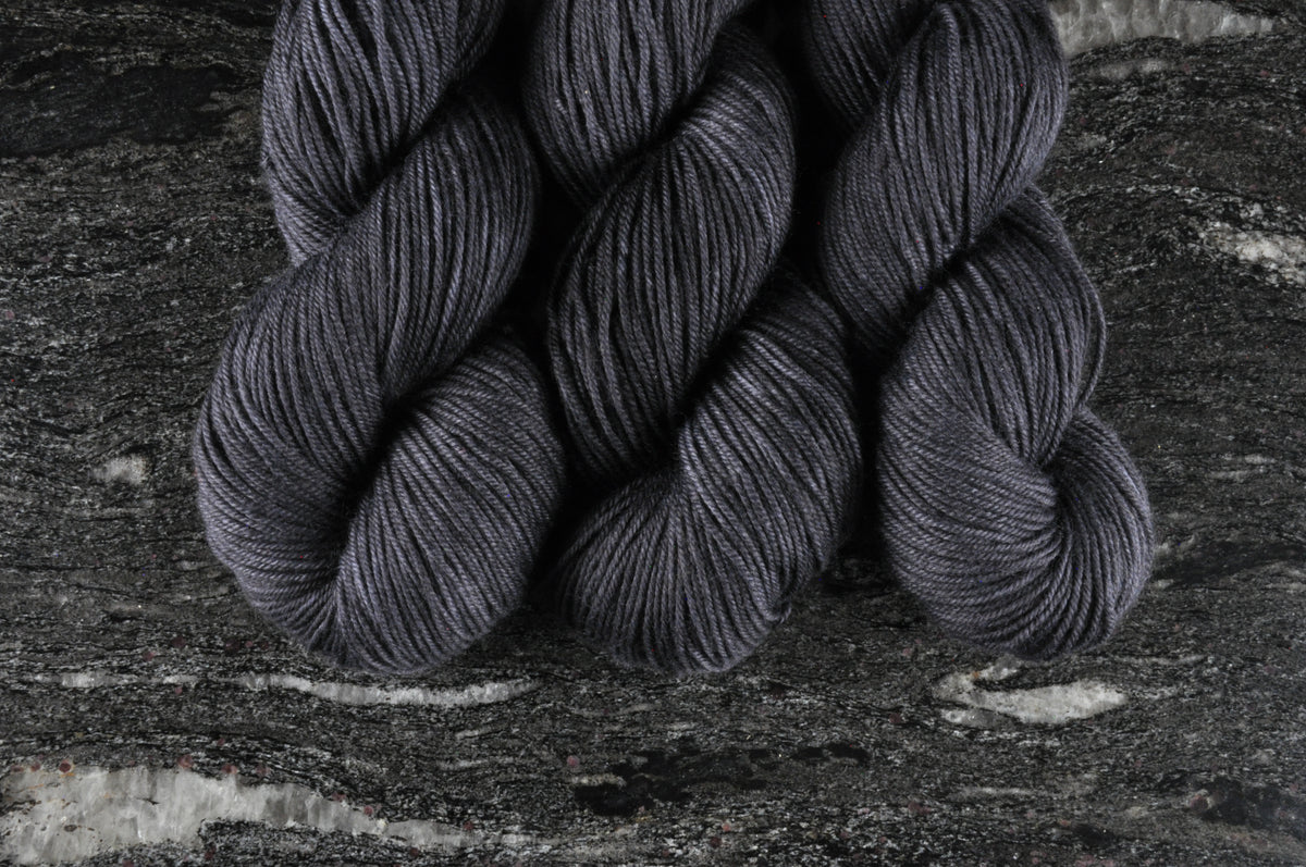 Semi-tonal DK - Charcoal Grey - 40 g or 110 g – Timber Yarns