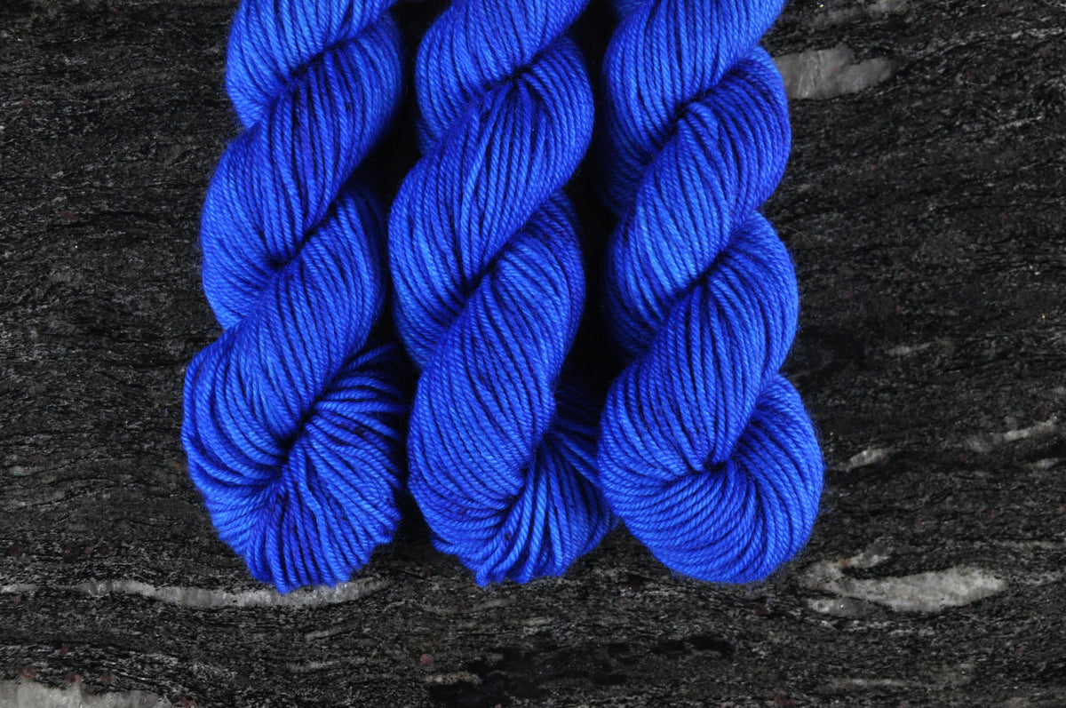 Semi-tonal DK - Middle Blue - 40 g or 110 g – Timber Yarns