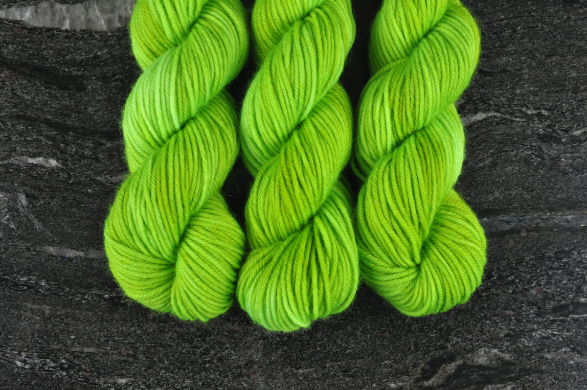 Semi-tonal DK - Neon Green - 40 g or 110 g – Timber Yarns